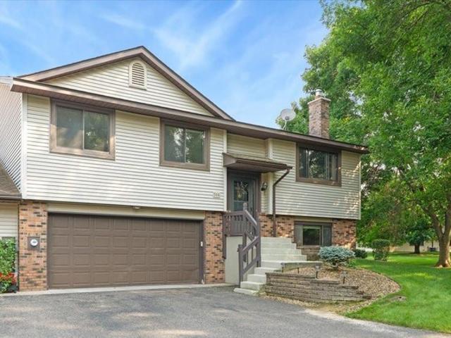 566 Donegal Cir, Shoreview, MN 55126