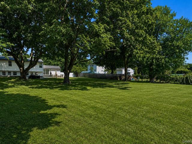 566 Locust Ave, Oakdale, NY 11769 | MLS #1021