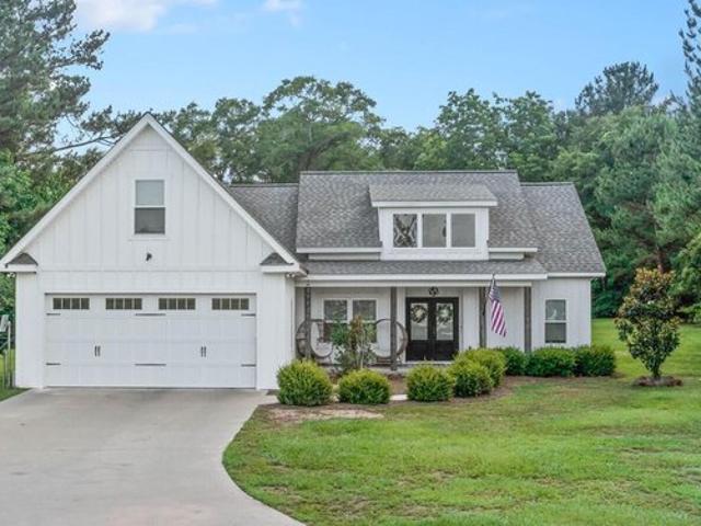 566 Lake Pointe Dr, Chipley, FL 32428