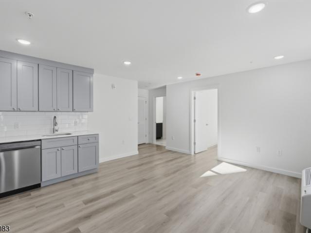 566 Springfield Ave # 305