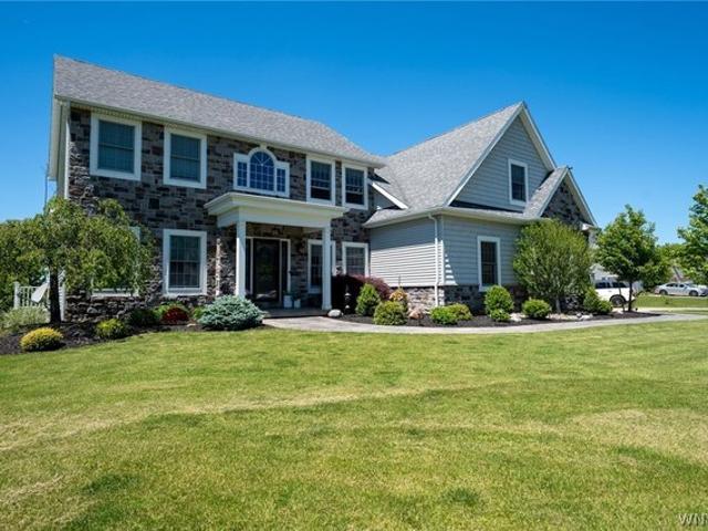 5670 Meadowglen Dr, Clarence, NY 14032