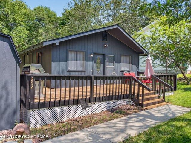 5671 Pembrook Dr, Tobyhanna, PA 18466