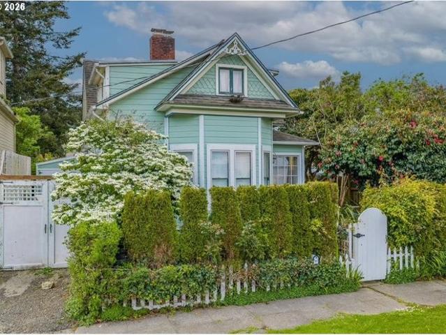 567 S 6th St, Coos Bay, OR 97420