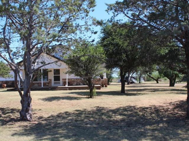 567 Randolph Rd, Quanah, TX 79252
