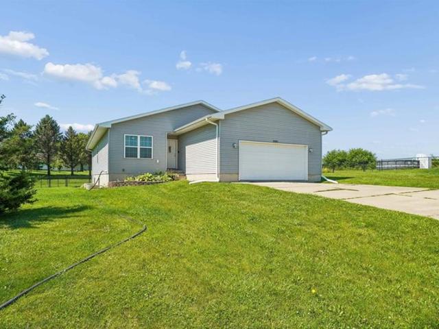 5685 Summerland Dr, Waterloo, IA 50701