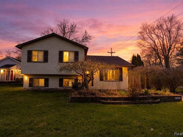 5685 S Aylesbury Dr, Waterford Township, MI 48327