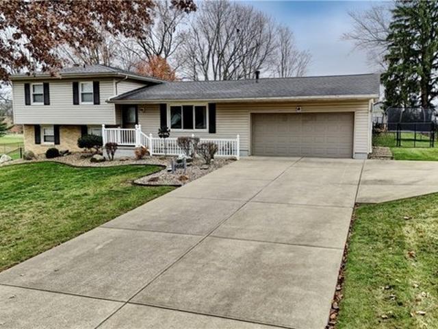 5686 Darletta St SW, Navarre, OH 44662