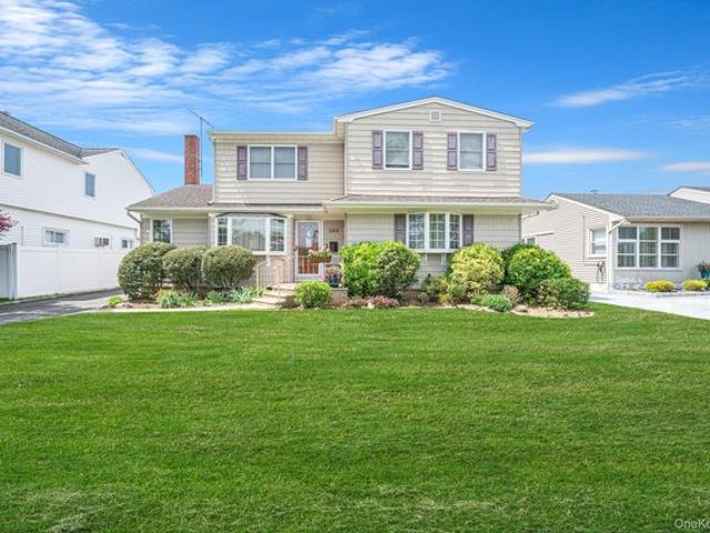568 Chestnut Ln, East Meadow, NY 11554