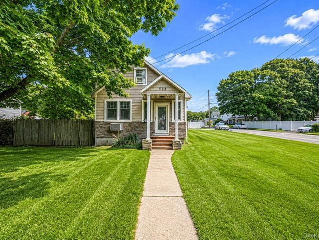 568 N Wellwood Ave, Lindenhurst, NY 11757