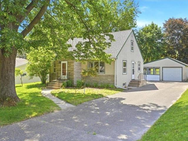 568 Shryer Ave W, Roseville, MN 55113