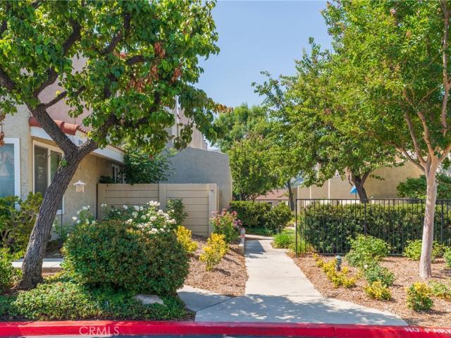 5694 E Los Angeles