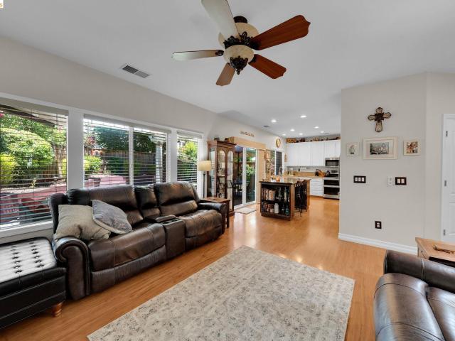 569 Apple Hill Dr
