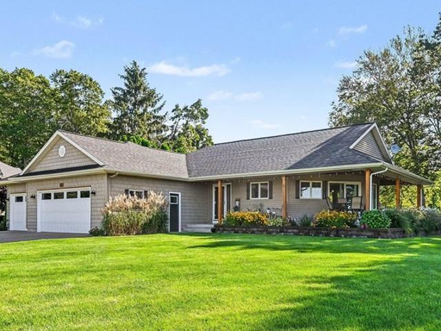 569 Hawksnest Dr, South Haven, MI 49090