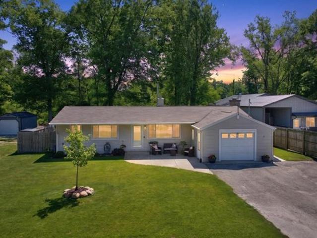 569 Round Lake Dr, Michigan Center, MI 49254