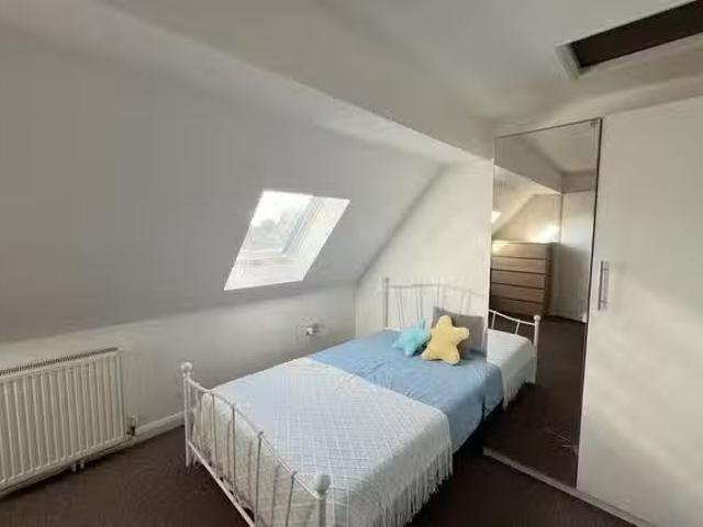 56 Centenary Road room 1