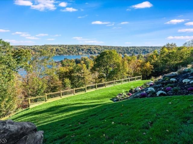56 Crestwood Trl