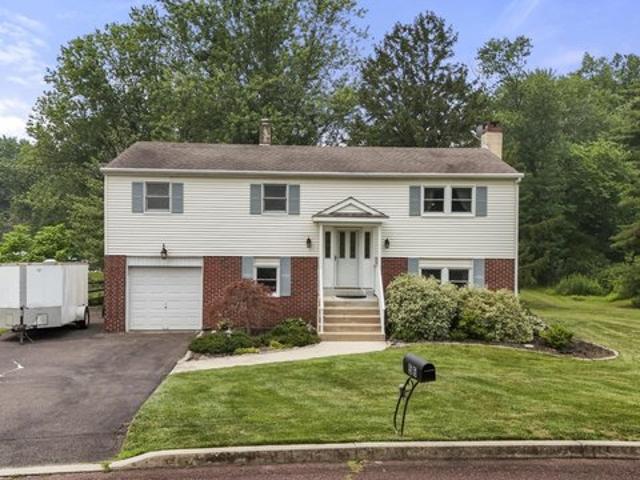 56 Falcon Dr, Chalfont, PA 18914