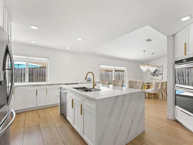 56 Gables Boulevard, Weston, US, FL