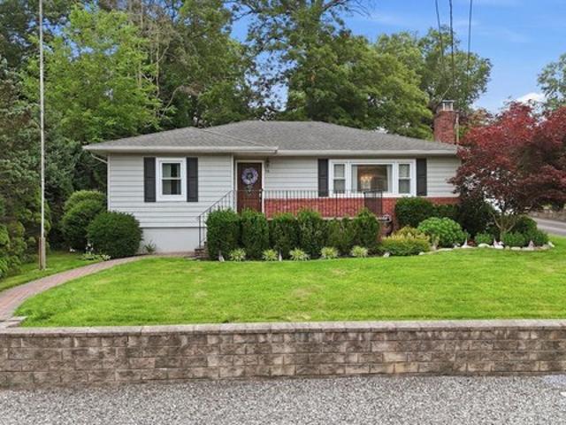 56 Homeland Dr, Huntington, NY 11743