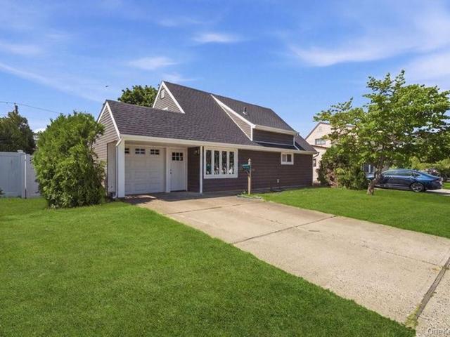 56 Summer Ln, Hicksville, NY 11801