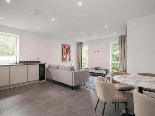 56a Kew Bridge Road, Brentford, TW8 2 bed apartment to rent £2,300 pcm £531 pw