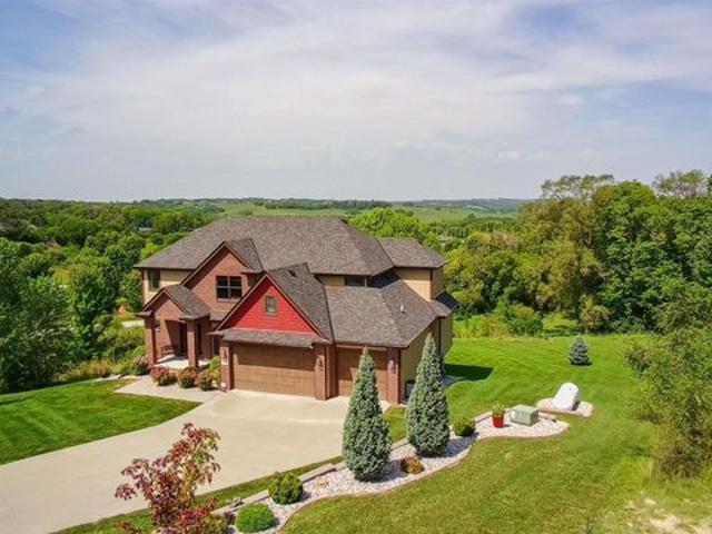 5705 Glen Oaks Dr, Fort Calhoun, NE 68023