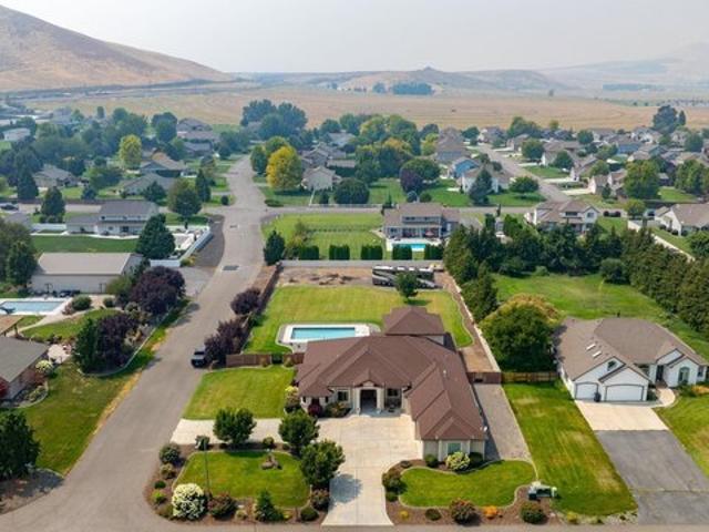 5706 Glenbrook Loop, West Richland, WA 99353