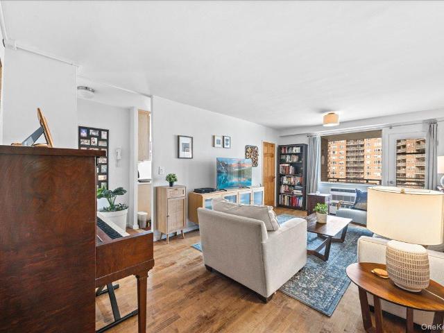 5700 Arlington Avenue 18V