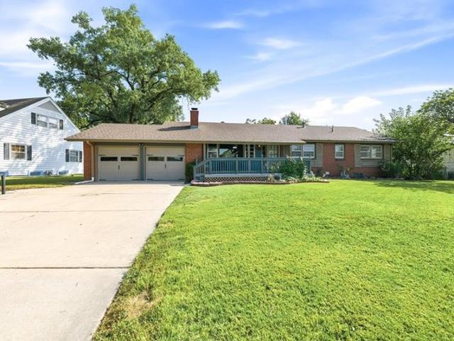 5700 Perryton St, Bel Aire, KS 67220