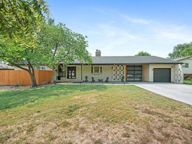 5701 E Perryton St, Bel Aire, KS 67220