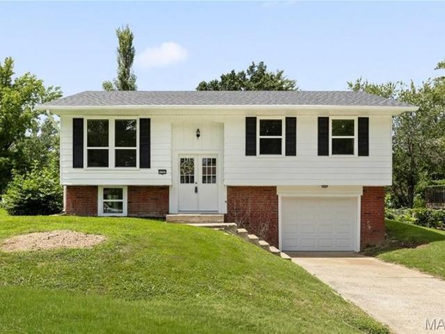 5702 Sir Galahad Ln, Godfrey, IL 62035