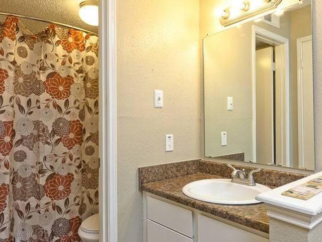 $570 / 1br 671ft² Look and Lease special