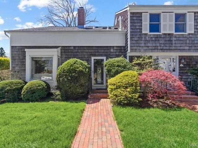 570 Hampton Rd Apt 31, Southampton, NY 11968