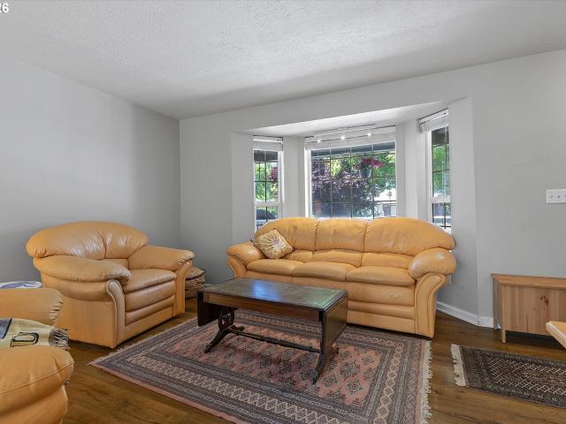 570 sw honeysuckle ct