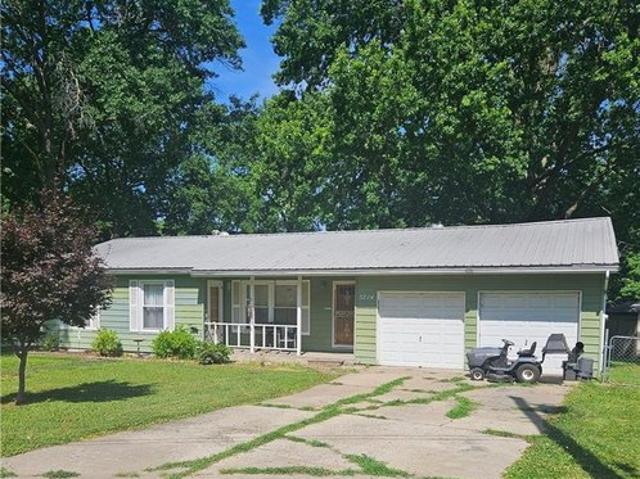 5714 N Tracy Ave, Gladstone, MO 64118