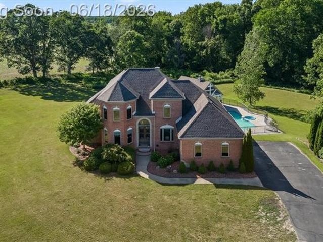 5715 Crest Ct, Webster, MI 48130