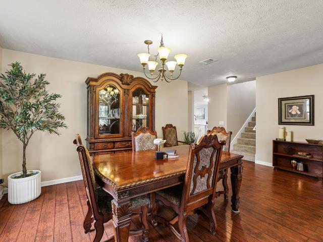 5715 Roxbury Dr