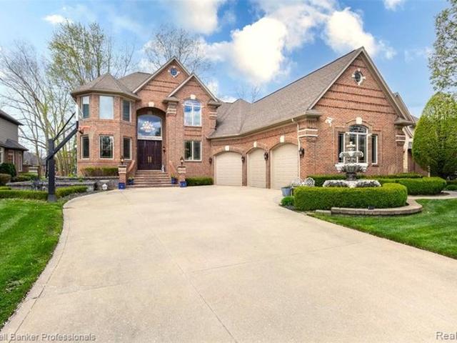 57177 Covington Dr, Washington Township, MI 48094