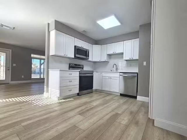57127328 12 Kings Rd