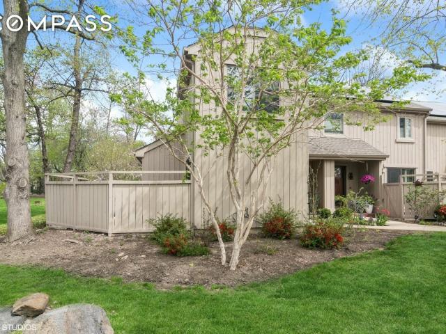 571 Old Barn Rd, Lake Barrington, IL