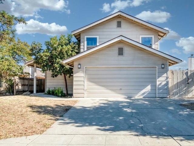 571 W Pat Dr, Clovis, CA 93612