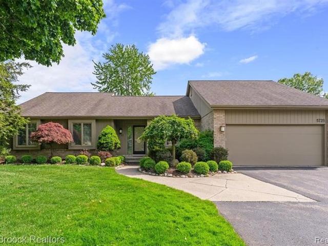 5725 Ridgewood Rd, West Bloomfield Township, MI 48322