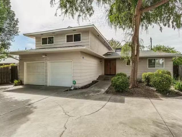5727 N 8TH ST, FRESNO, CA 93710