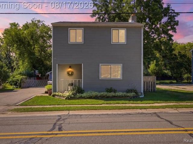 572 Atwater St, Lake Orion, MI 48362
