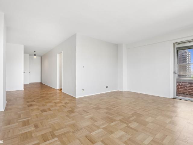 572 GRAND Street G907