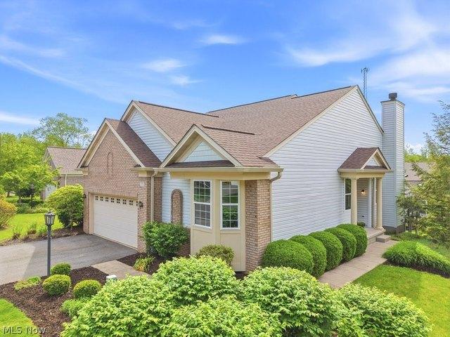 572 Mock Orange Ln, Chagrin Falls, OH 44023