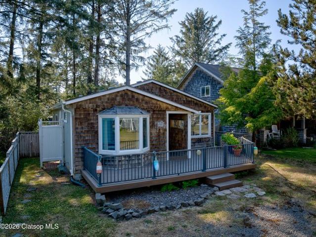 572 N Hemlock St, Cannon Beach, OR 97110