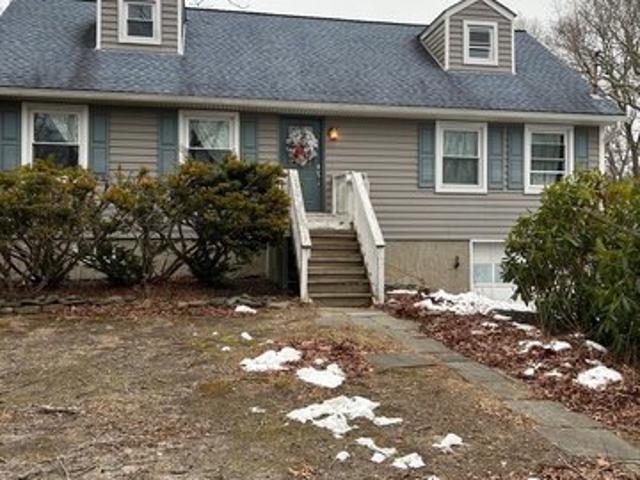 572 Puritan Dr, Shirley, NY 11967