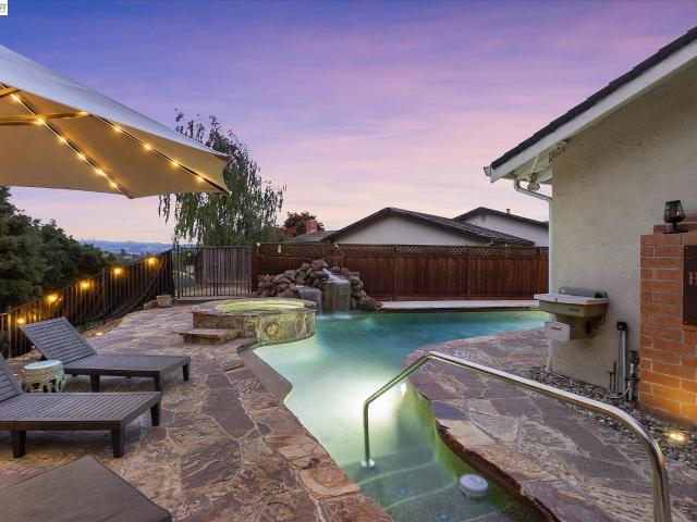 5736 Medallion Ct