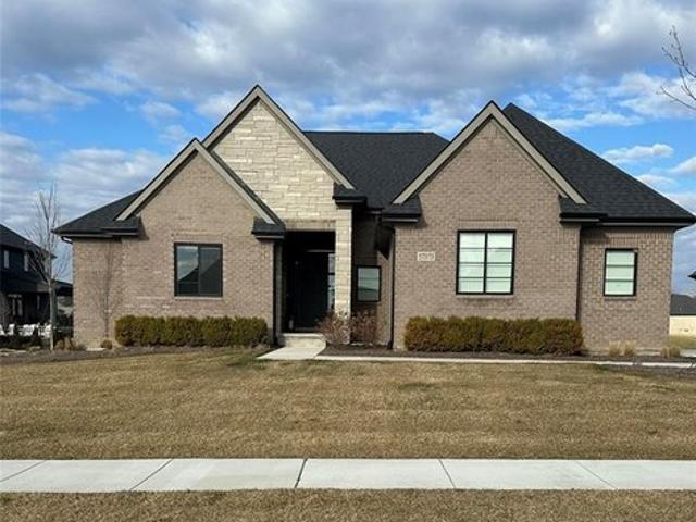 57373 Glen Forest Dr, Washington Township, MI 48094